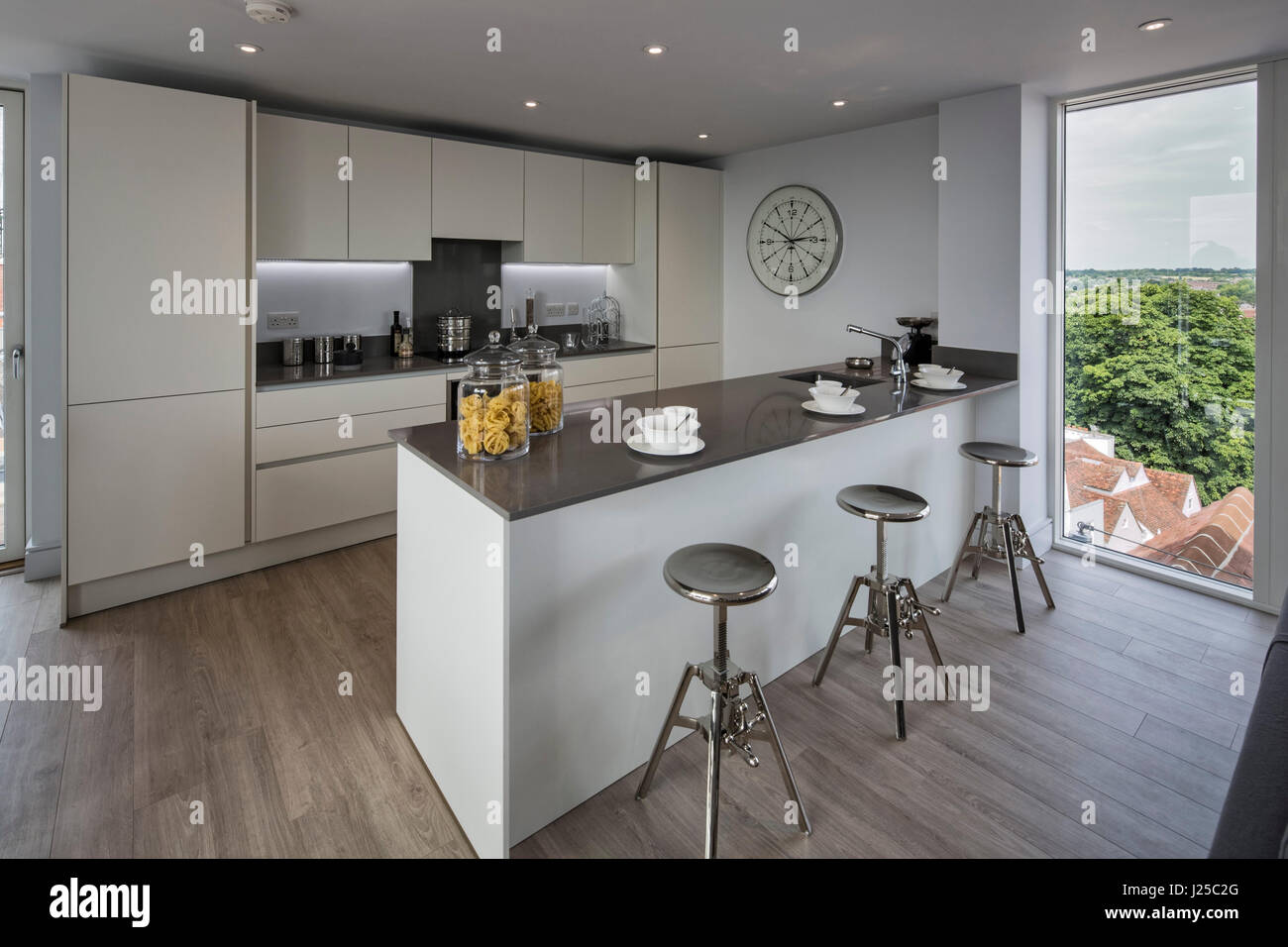 Modern kitchen with courtyard view hi-res stock photography and images ...