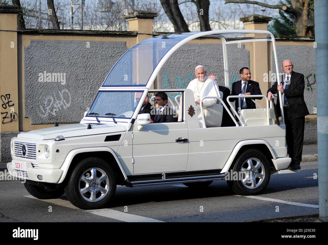 Pope Francis arrives in Milan for a one-day visit. The Pope passes ...
