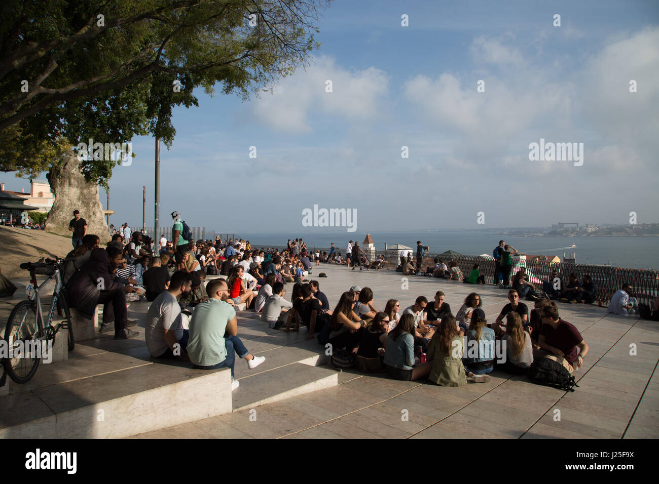 Overlooking crowd of people hi-res stock photography and images - Alamy