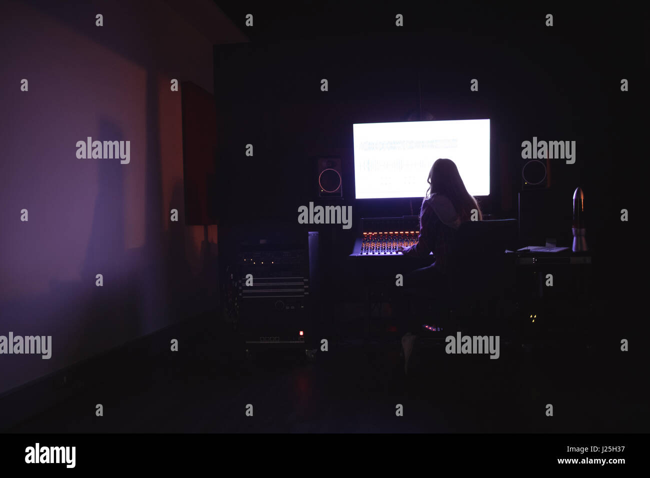 Female audio engineer hi-res stock photography and images - Alamy