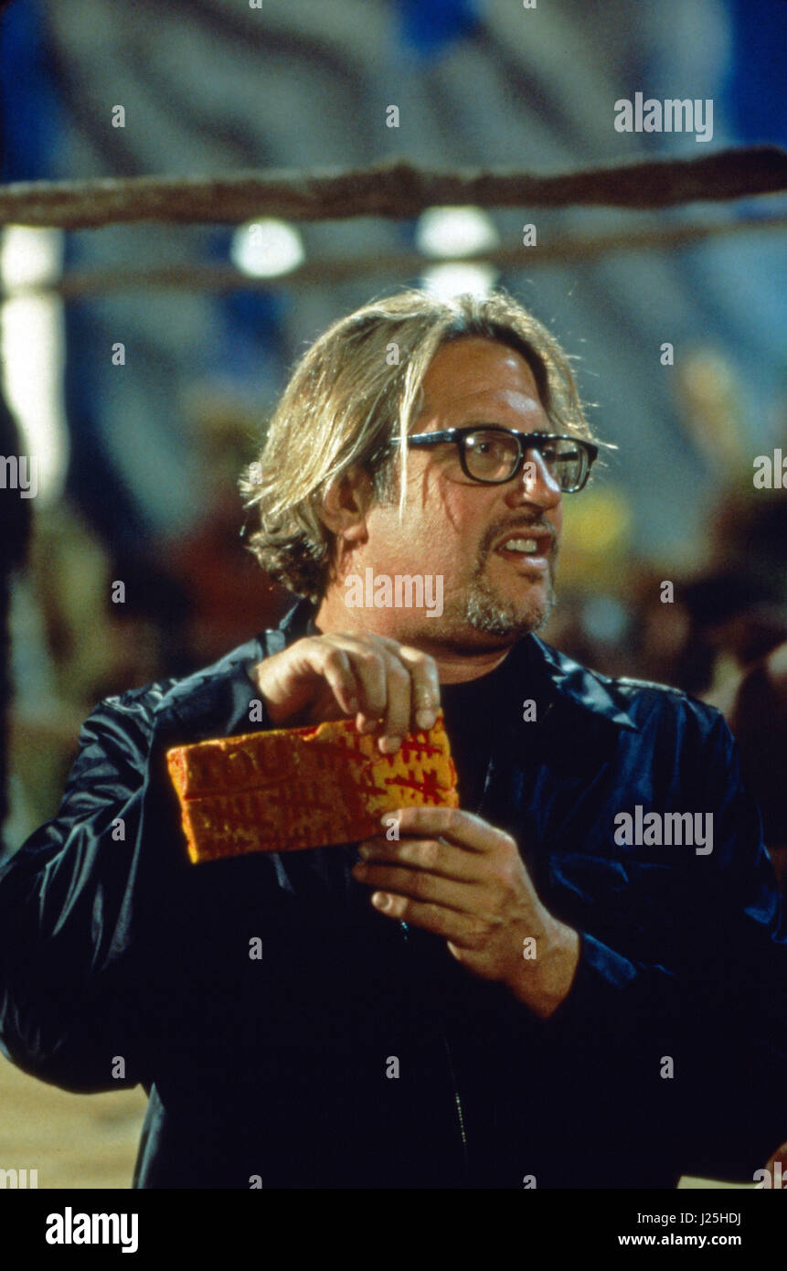 Der Regisseur Brian Levant bei den Dreharbeiten zu "The Flinstones In ...