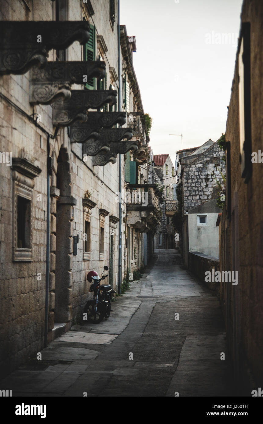 Narrow street vis hi-res stock photography and images - Alamy