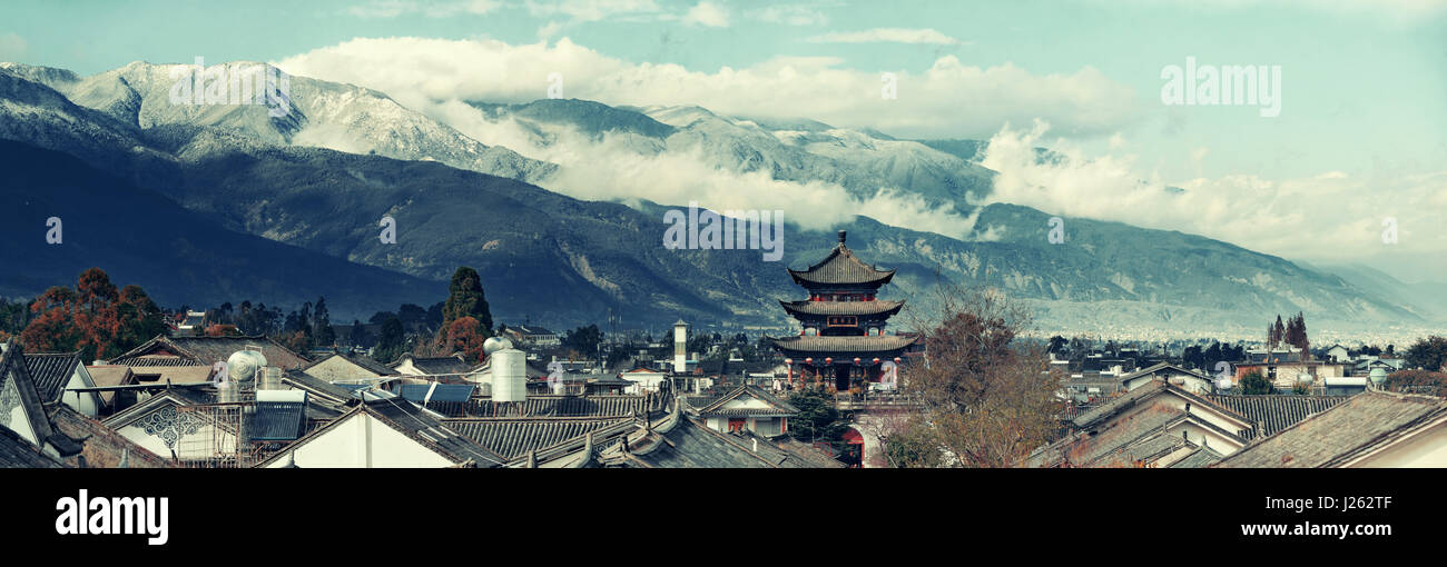 Dali old town rooftop view with cloudy Mt Cangshan. Yunnan, China Stock ...