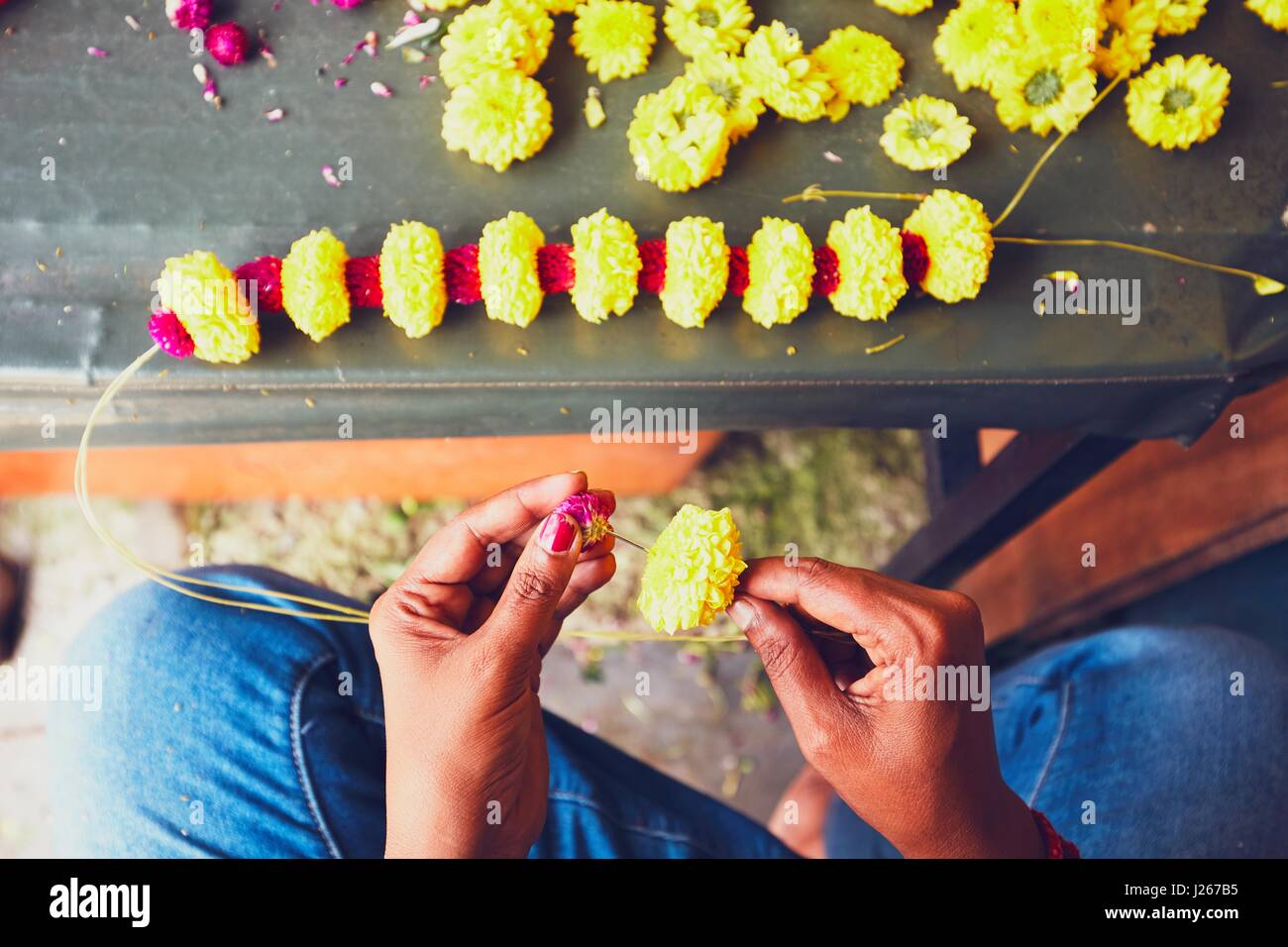 Hindu flower garland hi-res stock photography and images - Alamy