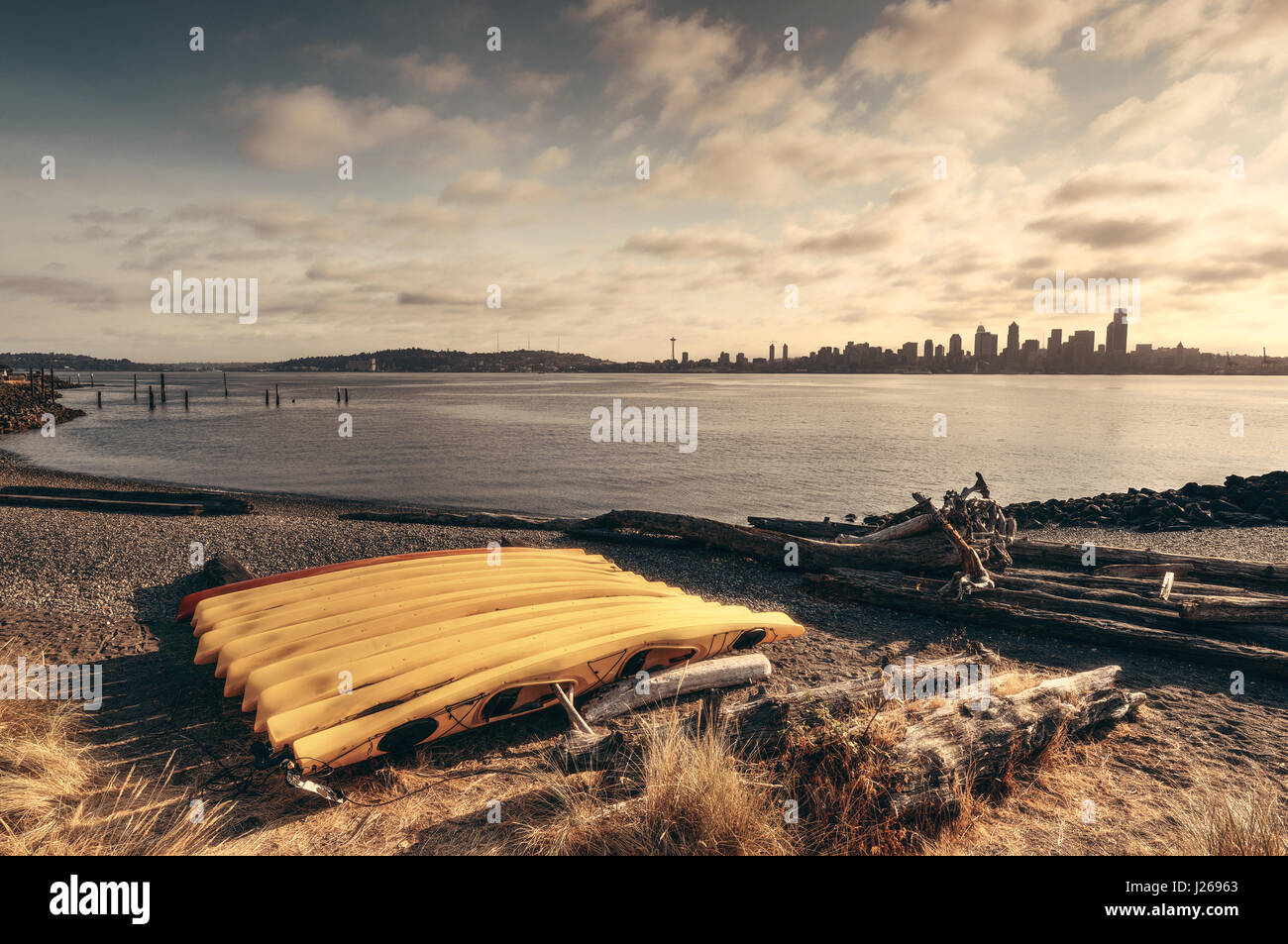 Canoe and Seattle skyline at waterfront Stock Photo - Alamy