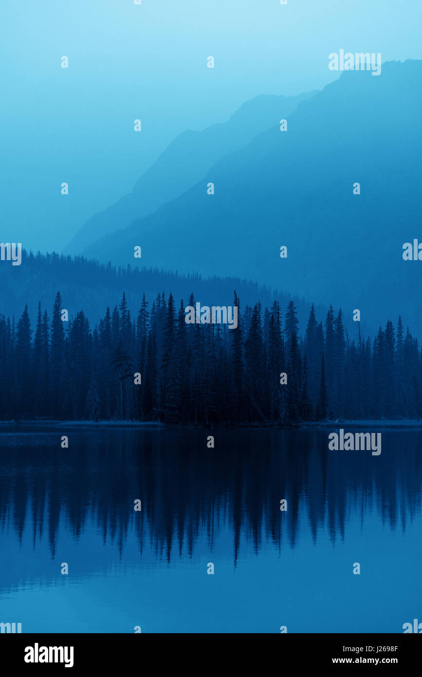 Mountain lake forest hi-res stock photography and images - Alamy