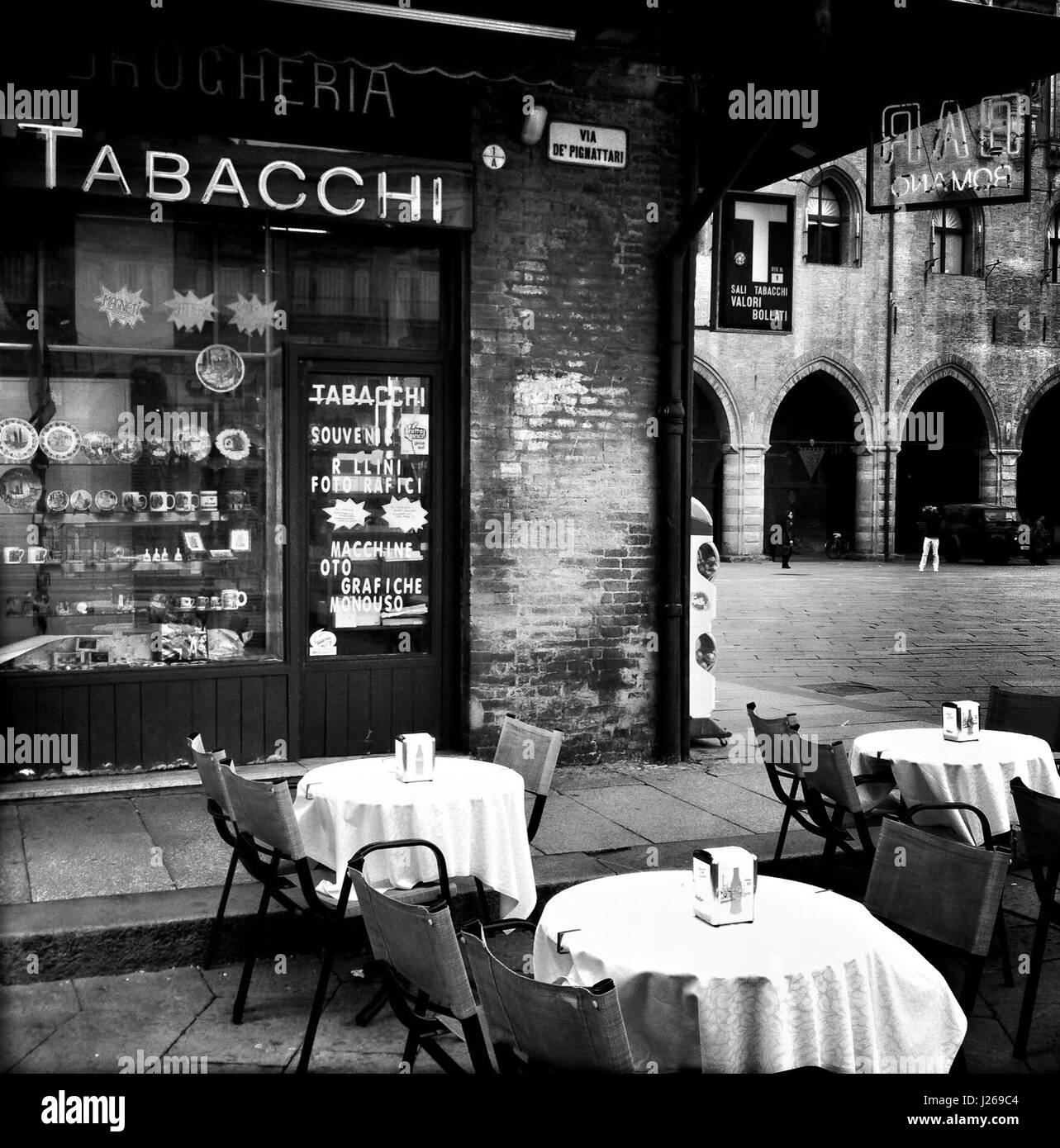 Cafe piazza bologna table hi-res stock photography and images - Alamy