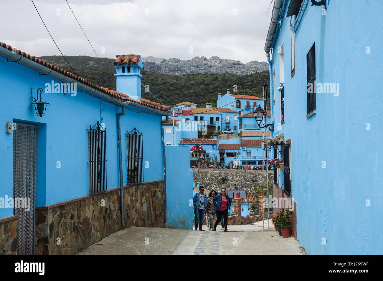 Juzcar Spain. Smurf village spain, Spanish village painted blue by Sony ...