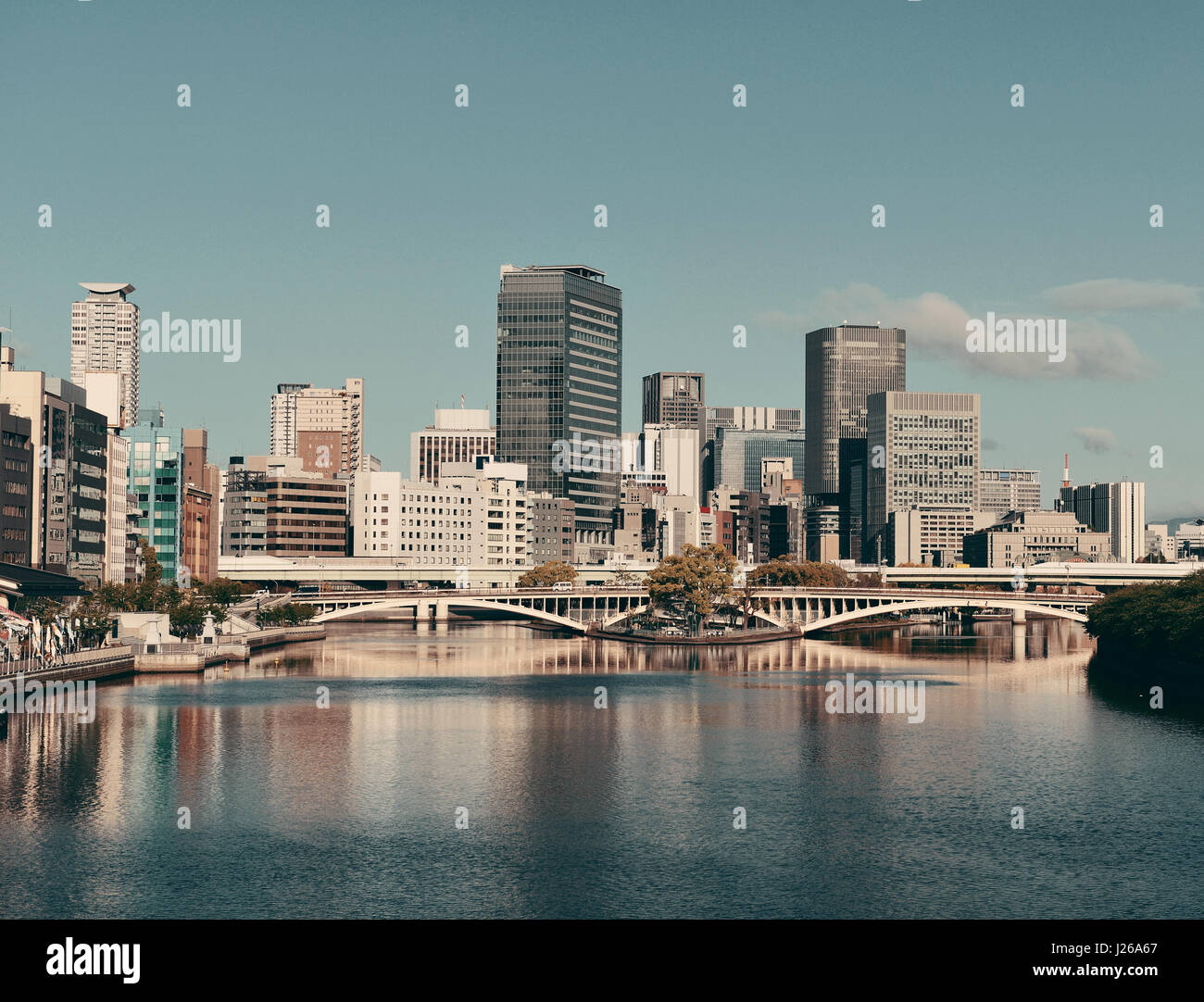 Skyscrapers bridge hi-res stock photography and images - Alamy