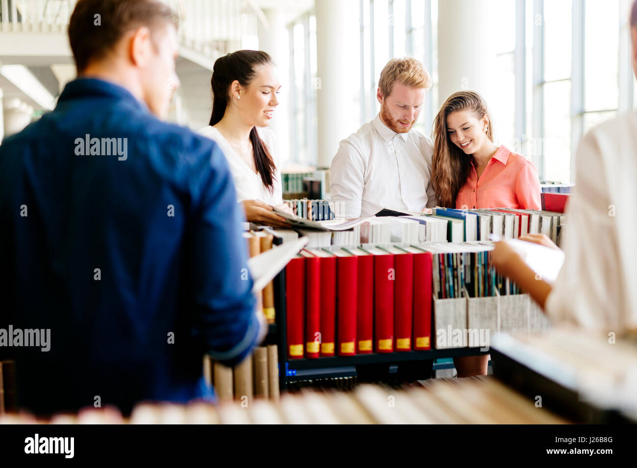 Students library reading books hi-res stock photography and images - Alamy