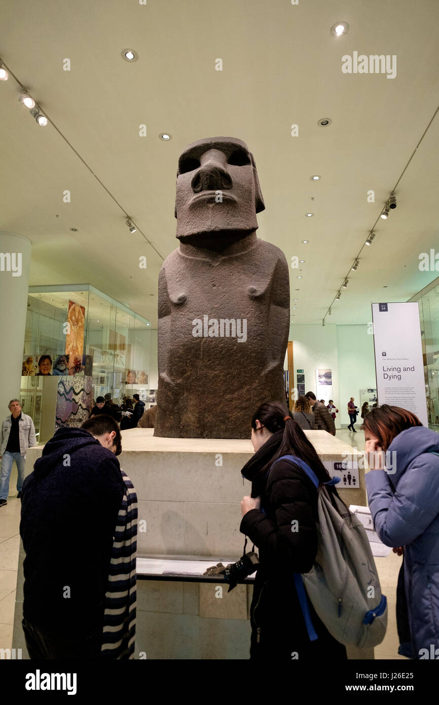 Easter Island basalt statue known as Hoa Hakananai'a at The British ...