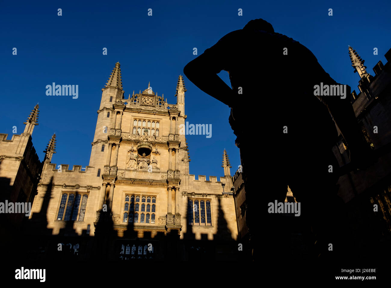 Bodleian library statue oxford hi-res stock photography and images - Alamy