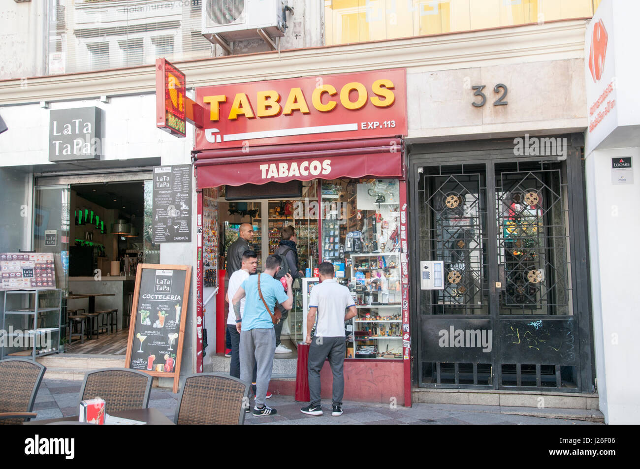 Cigarette Kiosk Stock Photos & Cigarette Kiosk Stock Images - Alamy