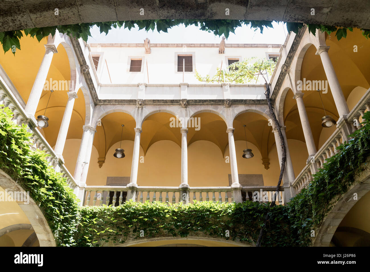Medieval courtyard in barcelona hi-res stock photography and images - Alamy