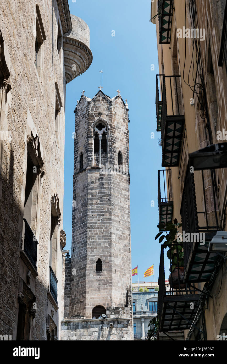 Barcelona (Catalunya, Spain): historic buildings in the gothic quarter ...