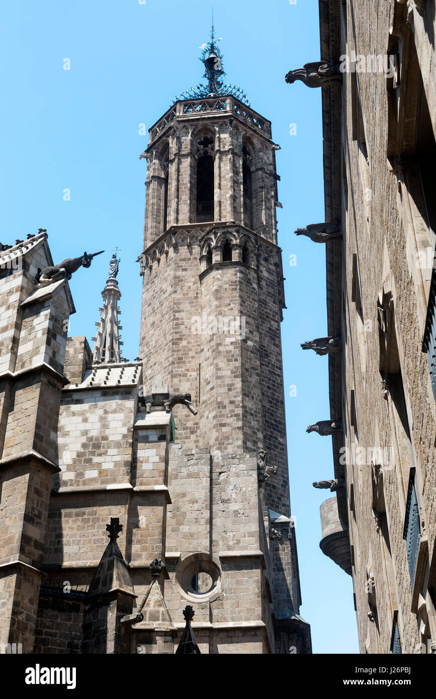 Barcelona (Catalunya, Spain): historic buildings in the gothic quarter ...