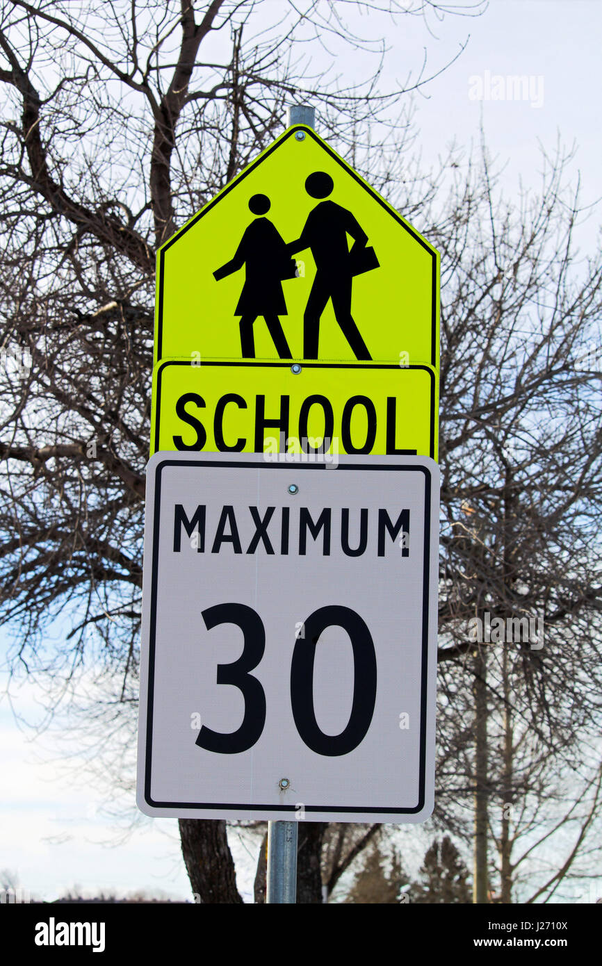 School zone sign hi-res stock photography and images - Alamy