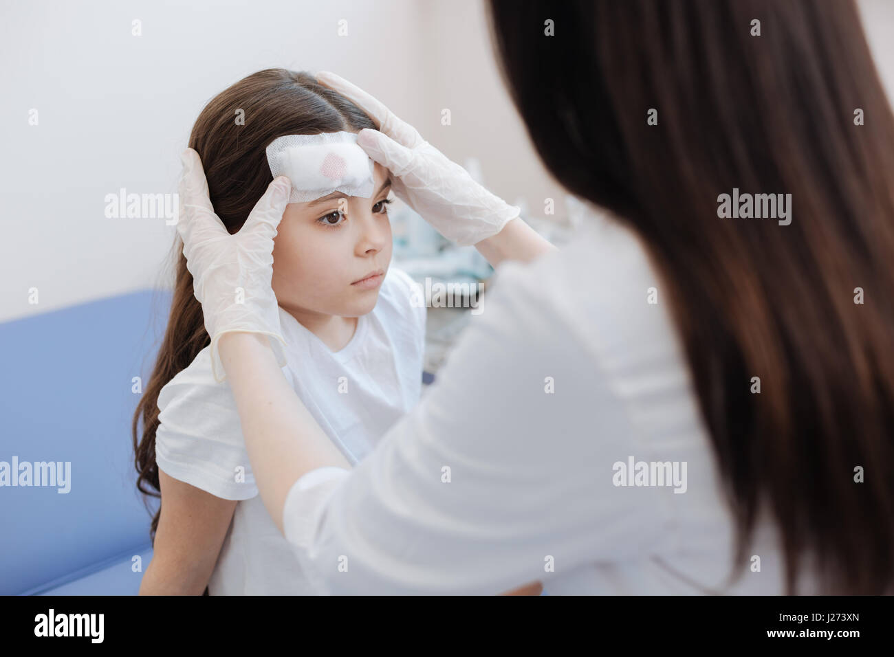 Professional female doctor giving the medical help Stock Photo - Alamy