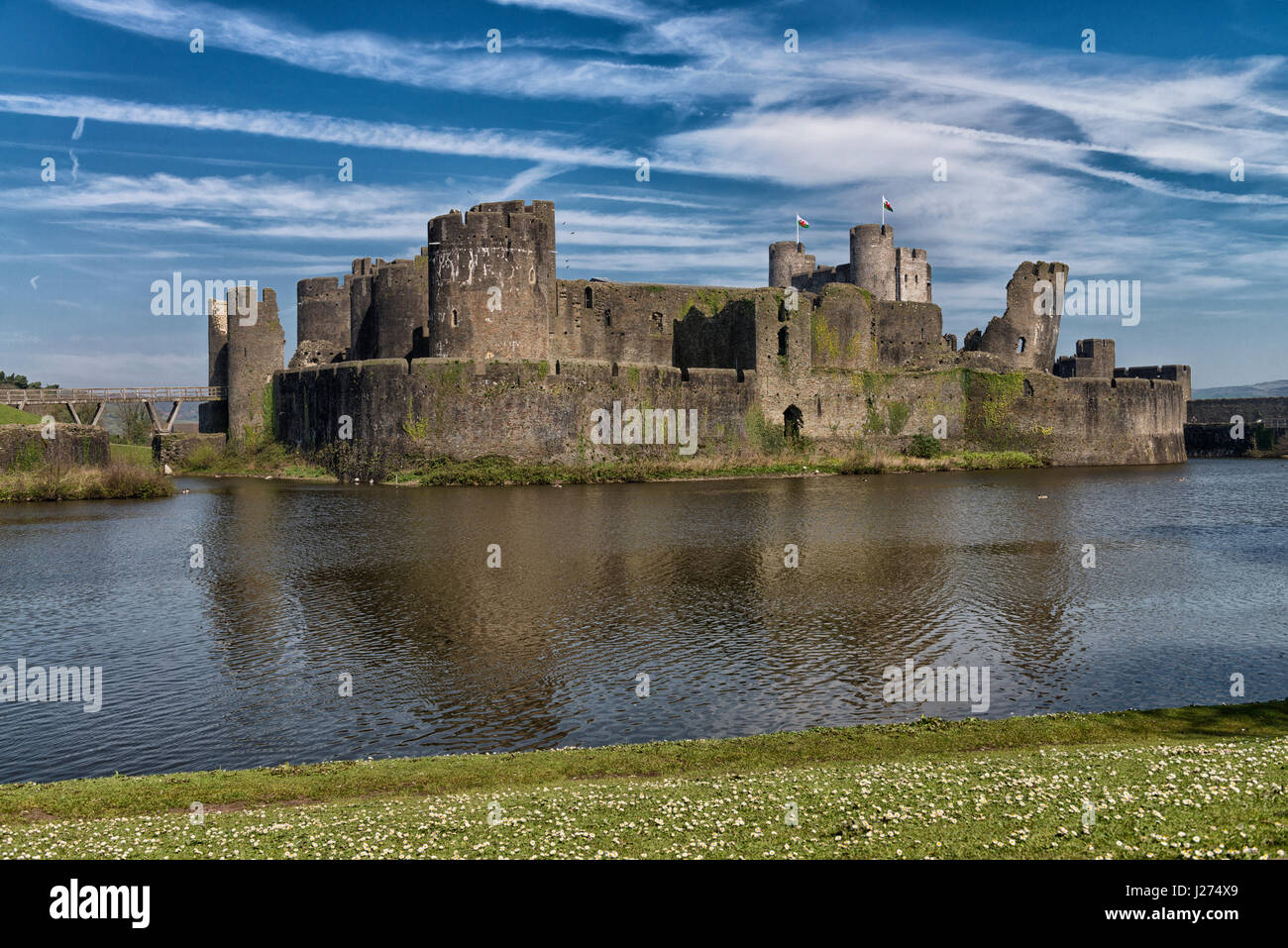 Caerphilly castle tower hi-res stock photography and images - Alamy