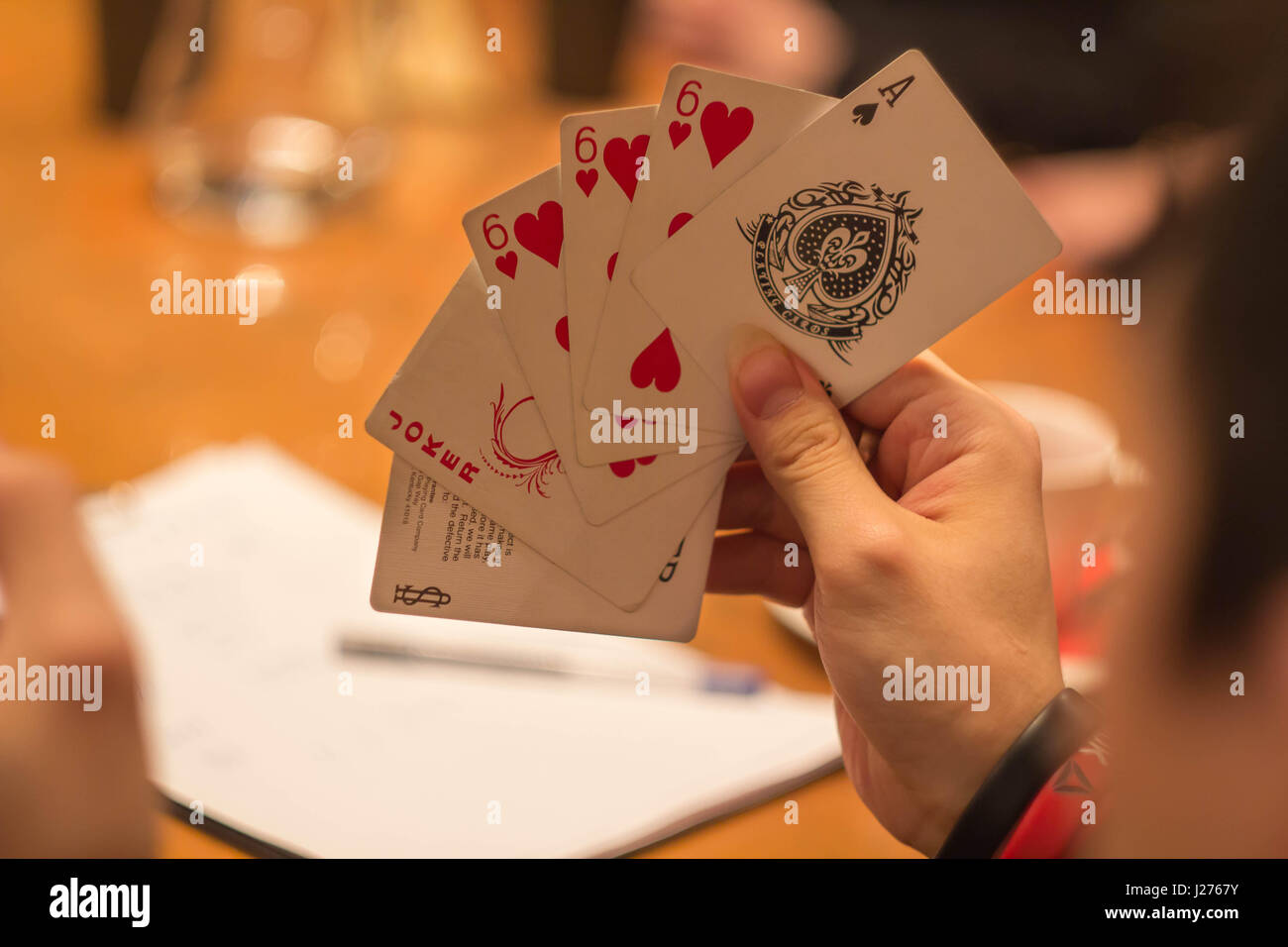 Mans hand holding playing cards hi-res stock photography and images - Alamy