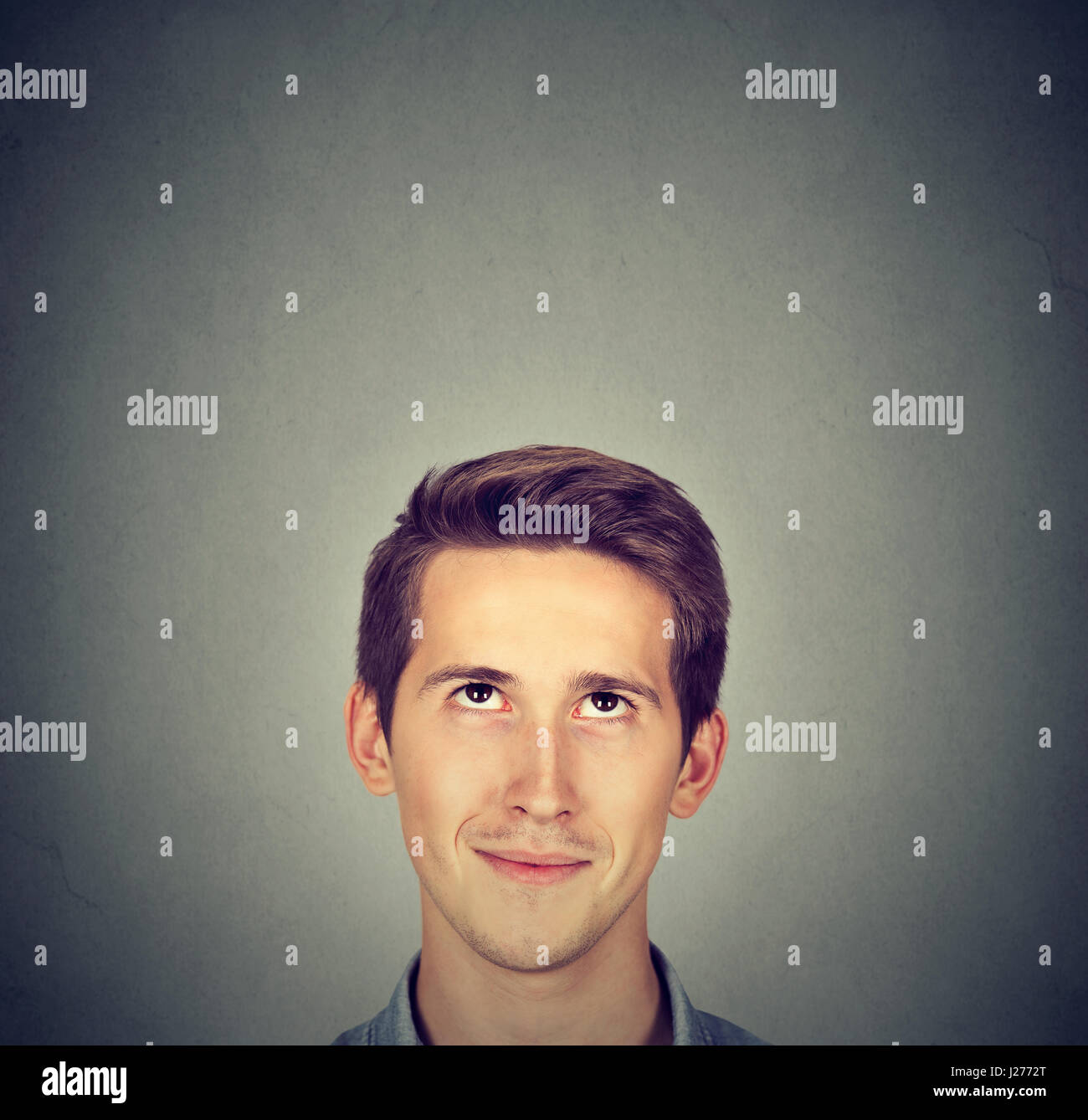 boy looking up with copy space above head Stock Photo - Alamy