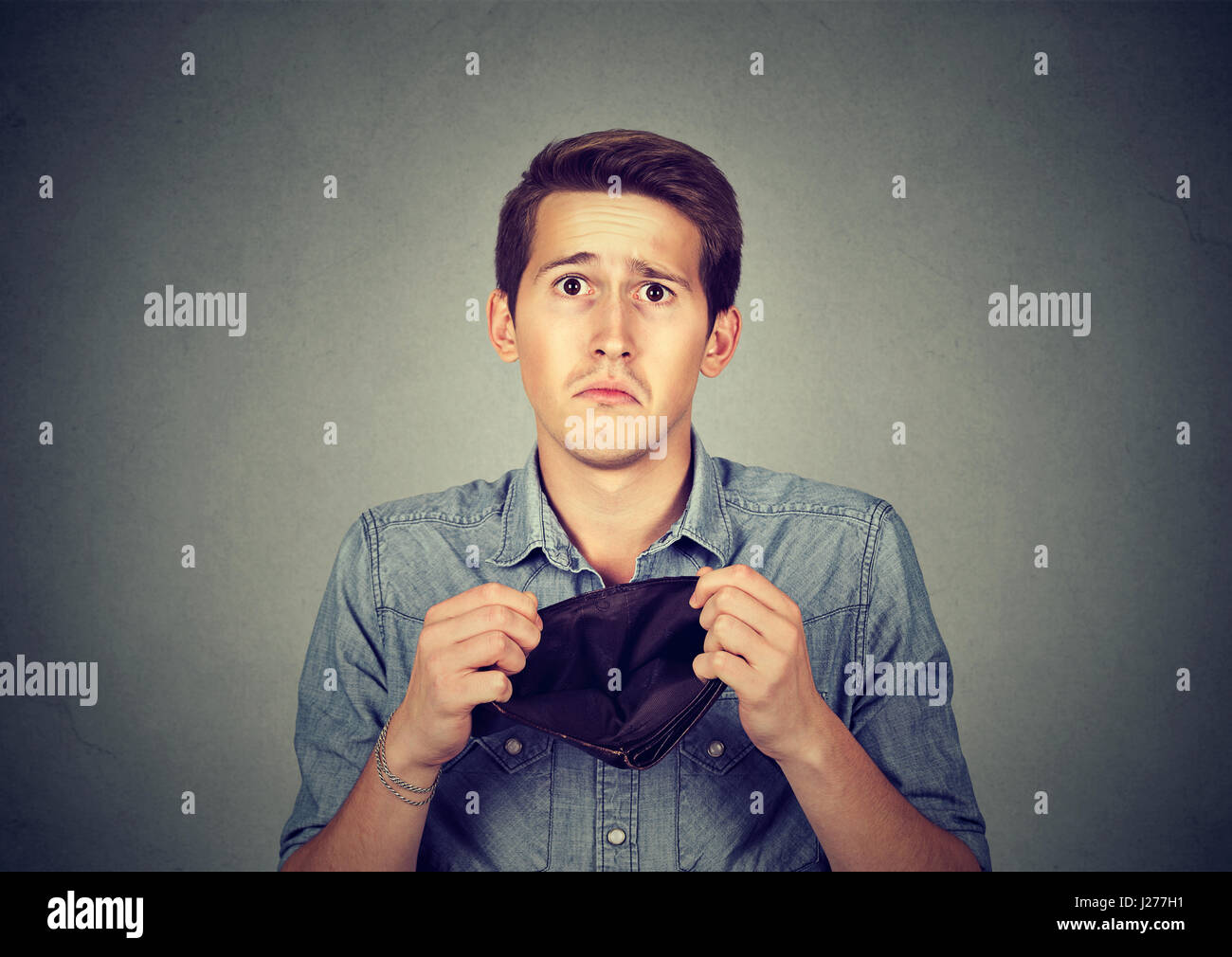 Empty wallet hi-res stock photography and images - Alamy