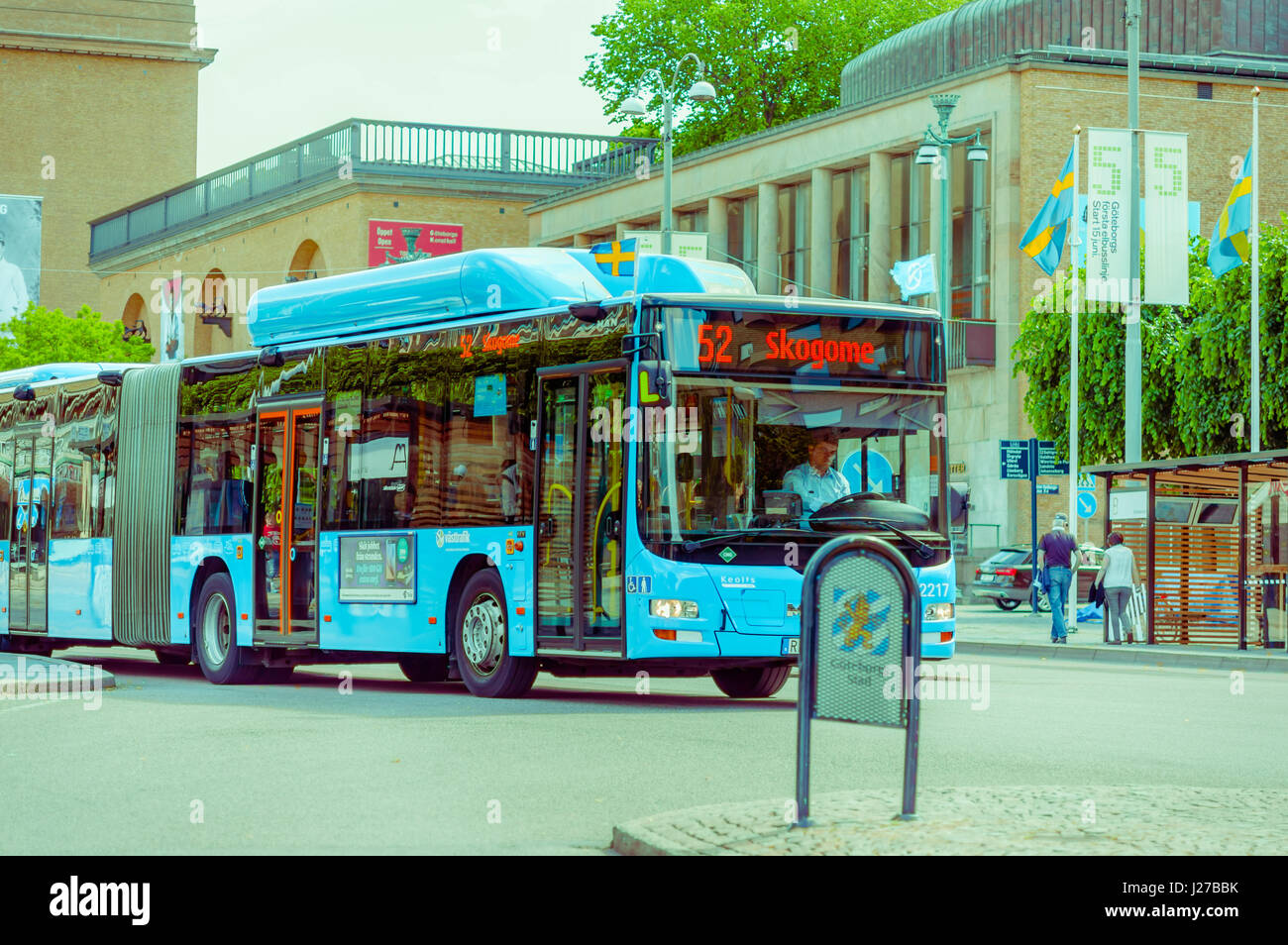 Public bus in Kungsportsavenyen, Kingsgate Avenue, downtown Gothenburg ...