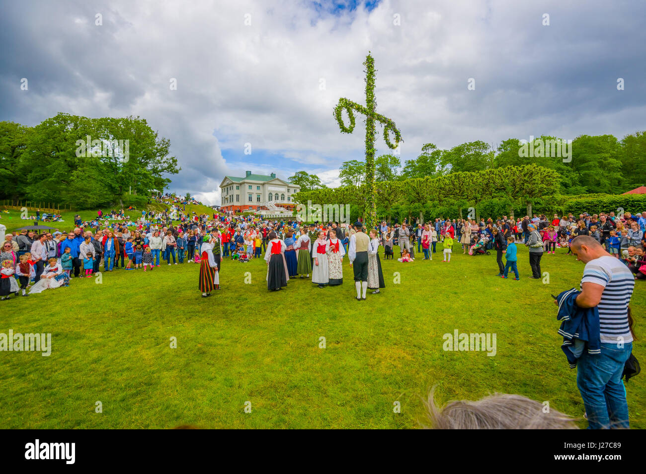 Dancing around the maypole in Midsummer, Gothemburg, Sweden Stock Photo ...