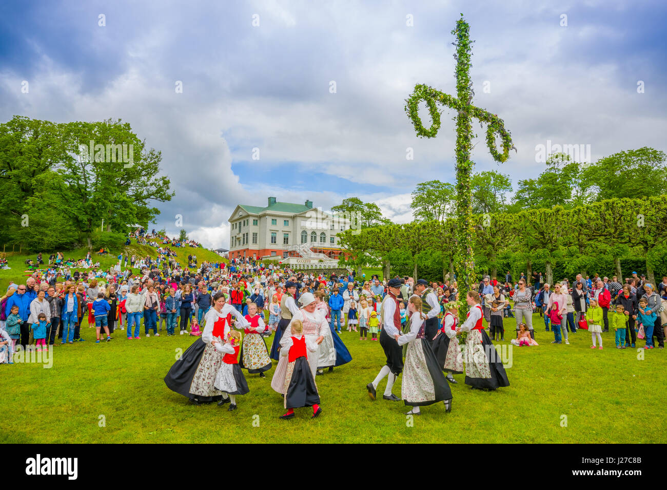 Dancing around the maypole in Midsummer, Gothemburg, Sweden Stock Photo ...