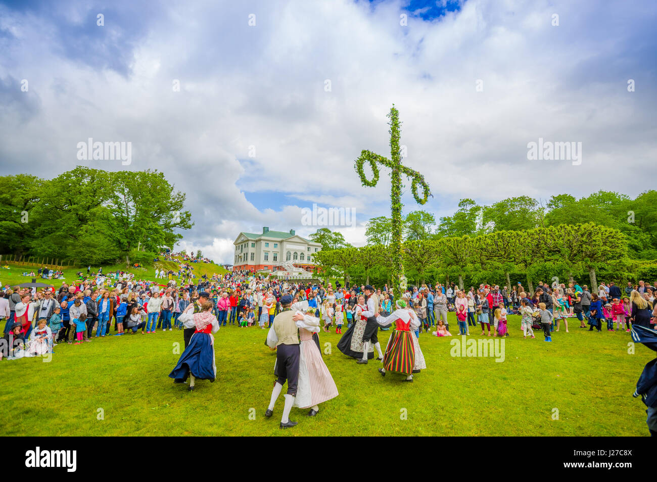 Dancing around the maypole in Midsummer, Gothemburg, Sweden Stock Photo ...