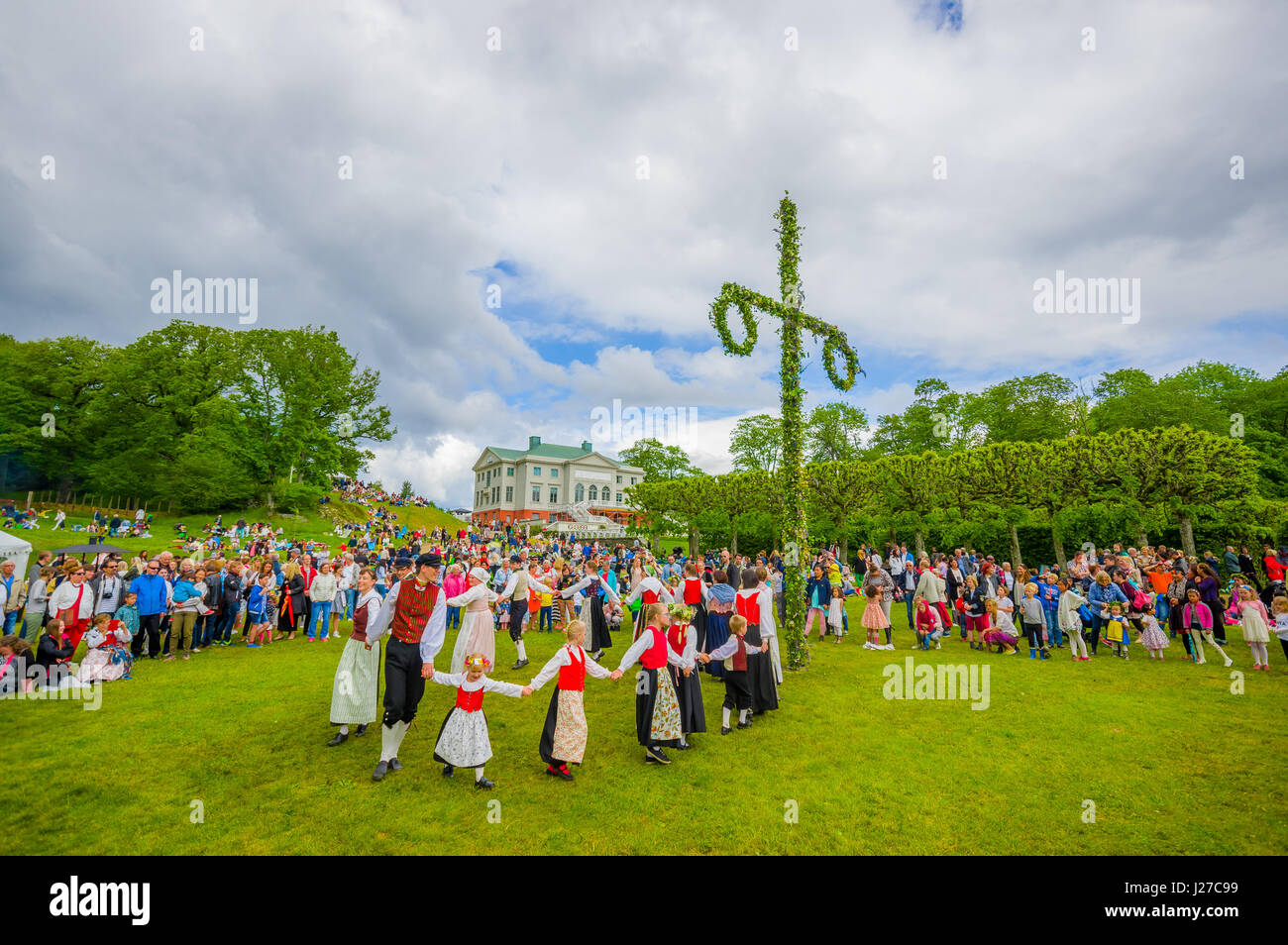 Dancing around the maypole in Midsummer, Gothemburg, Sweden Stock Photo ...