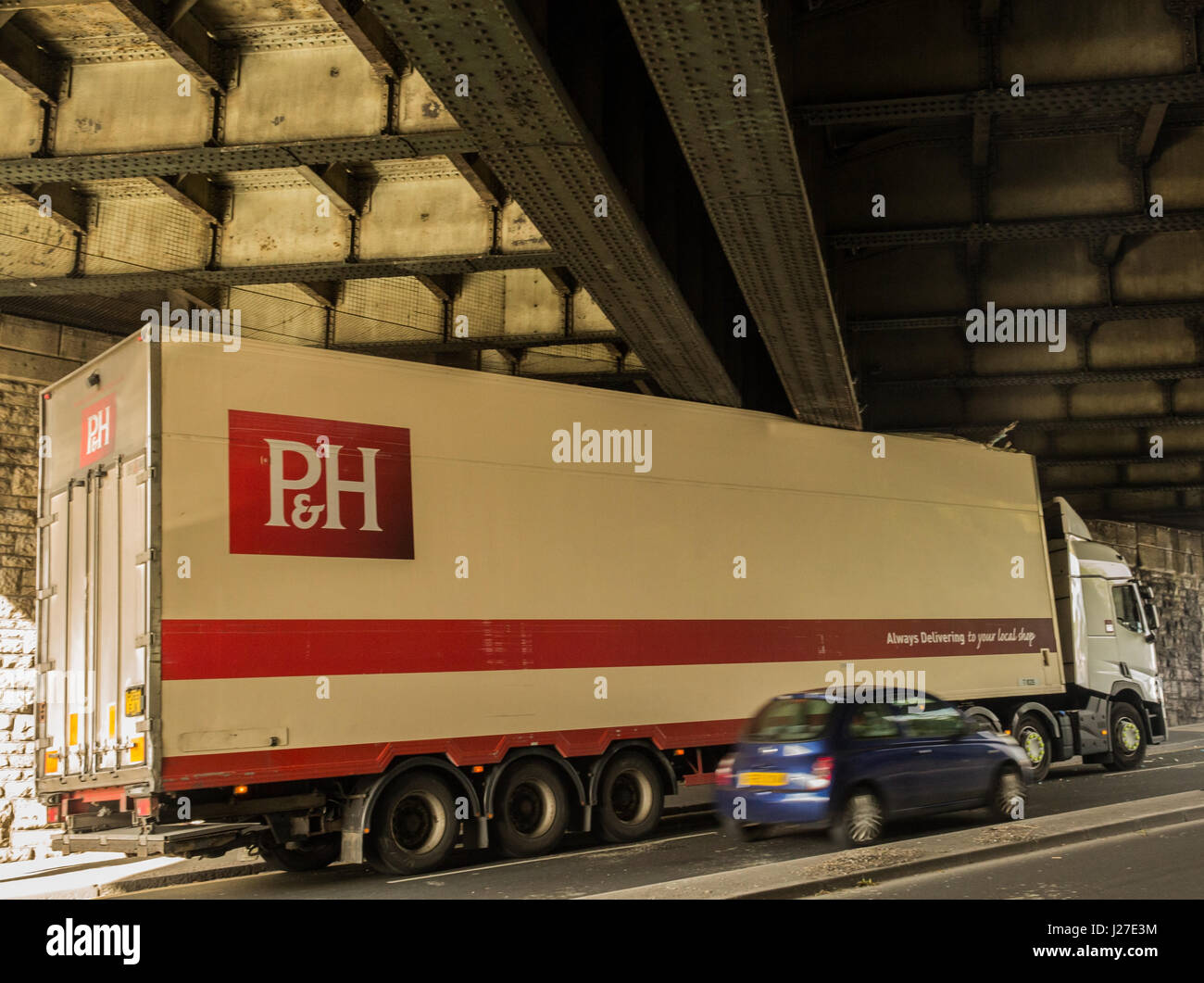 Lorry wedged under a bridge Stock Photo - Alamy