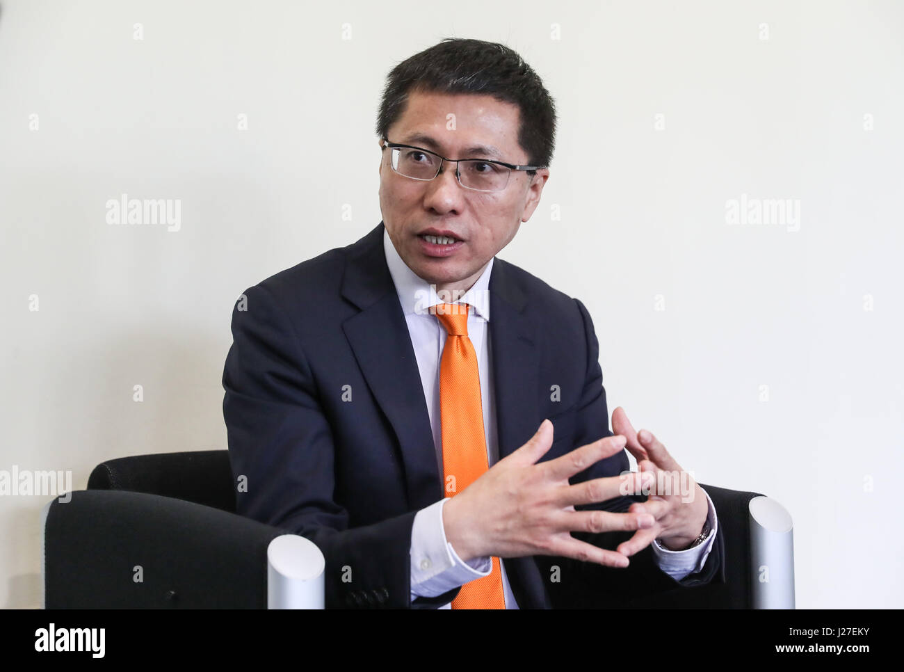 (170425) -- HANOVER (GERMANY), April 25, 2017 (Xinhua) -- The vice ...