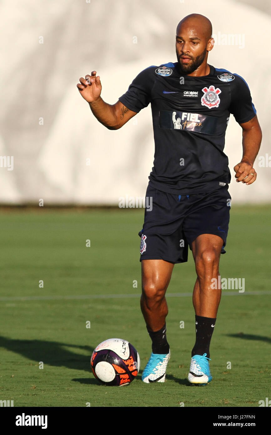 SÃO PAULO, SP - 25.04.2017: TREINO DO CORINTHIANS - Felipe Bastos during the Corinthians ...