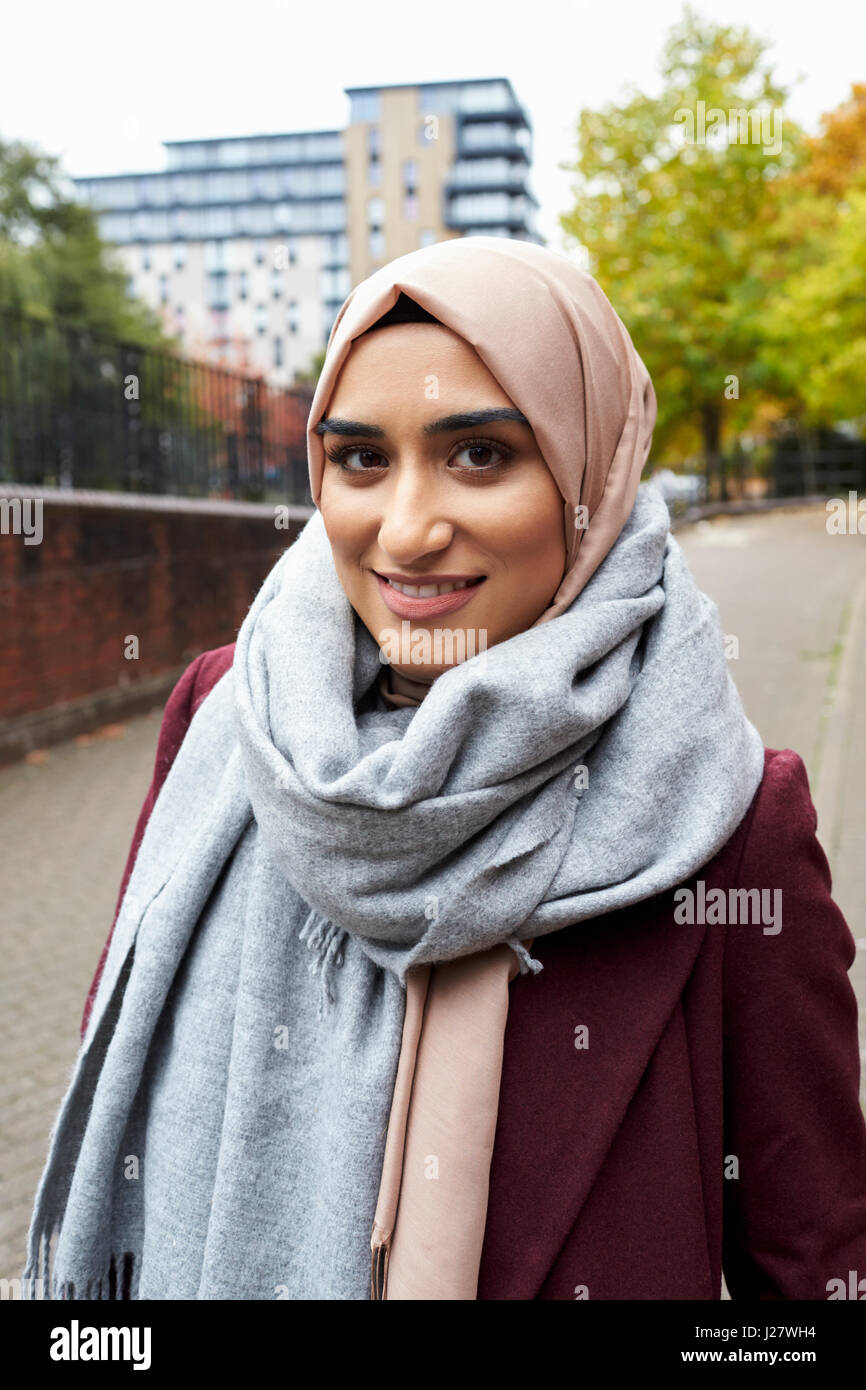 British pakistani woman hi-res stock photography and images - Alamy