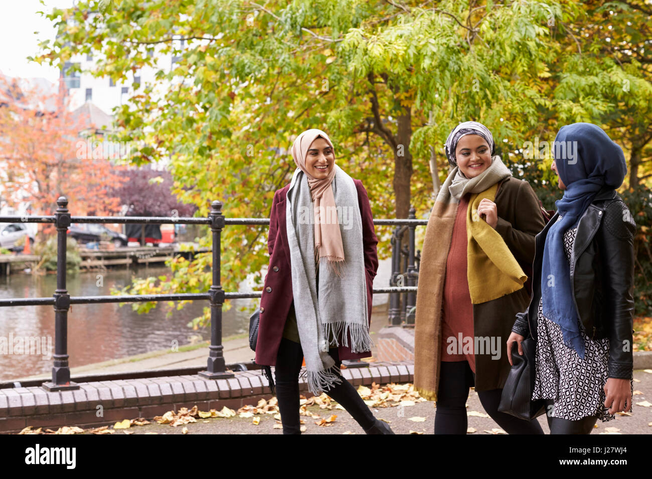 Muslim Women Side View Stock Photos & Muslim Women Side View Stock ...