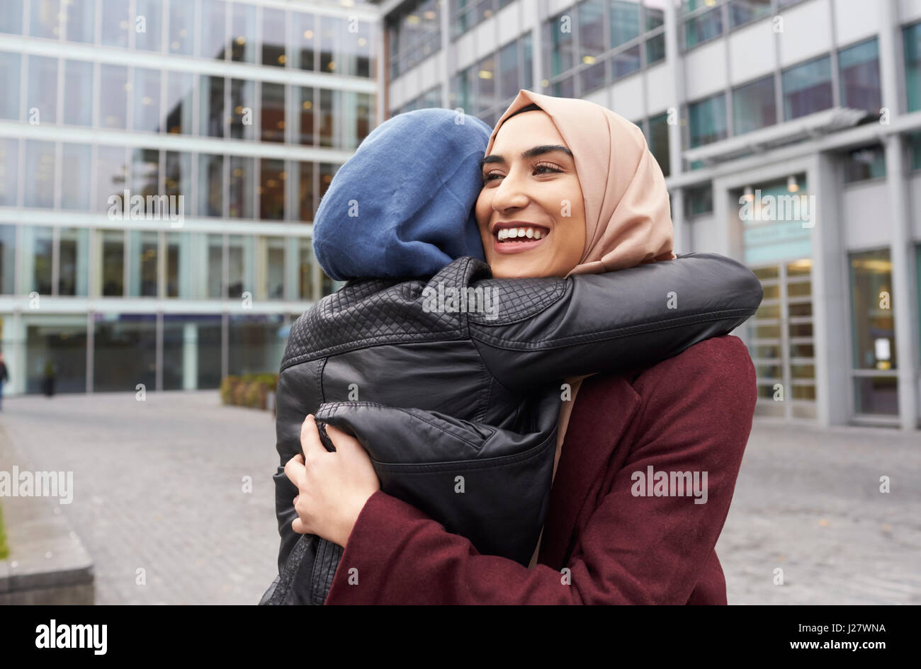 British muslim women hi-res stock photography and images - Alamy