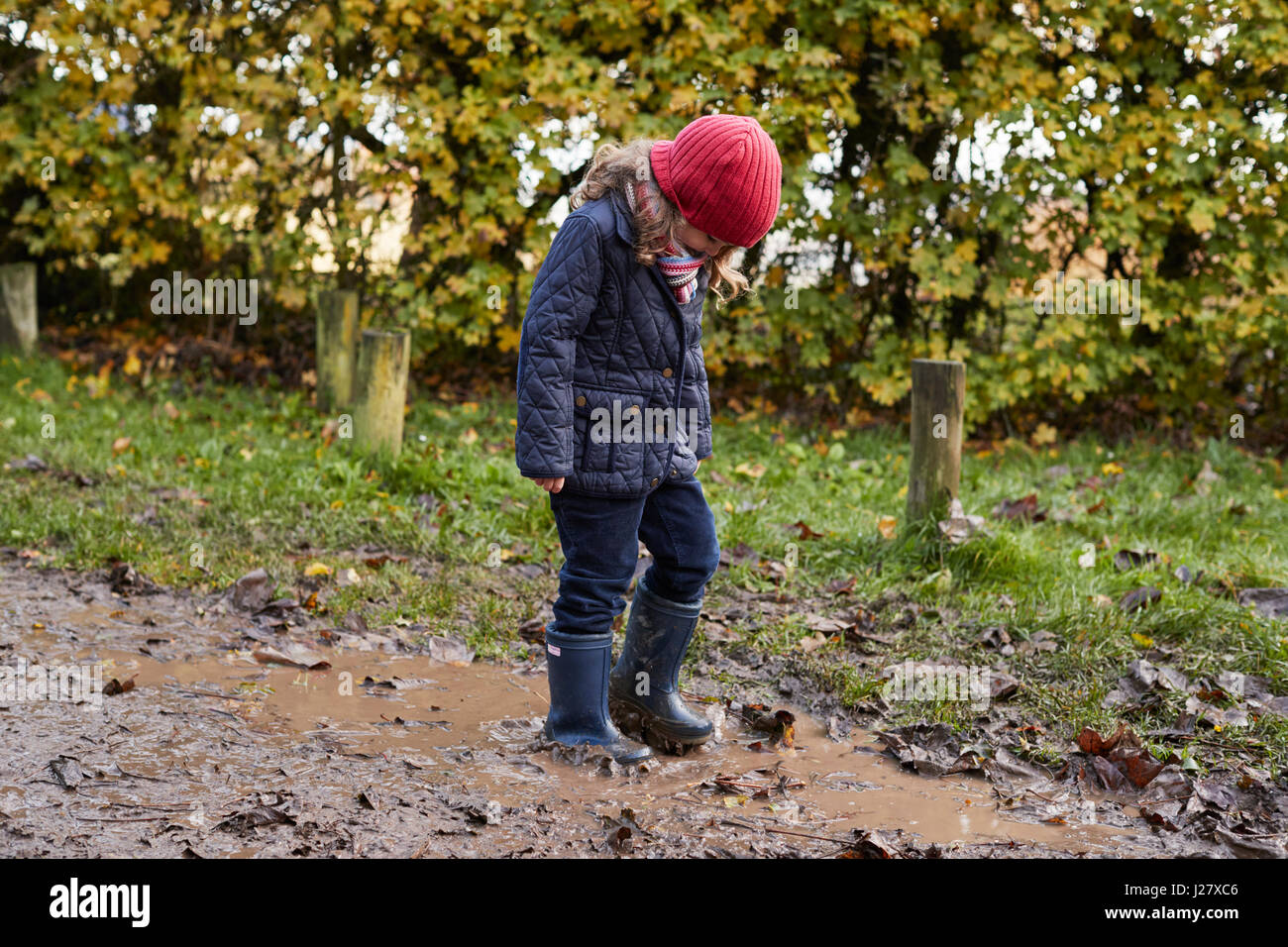 Children playing puddle hi-res stock photography and images - Alamy