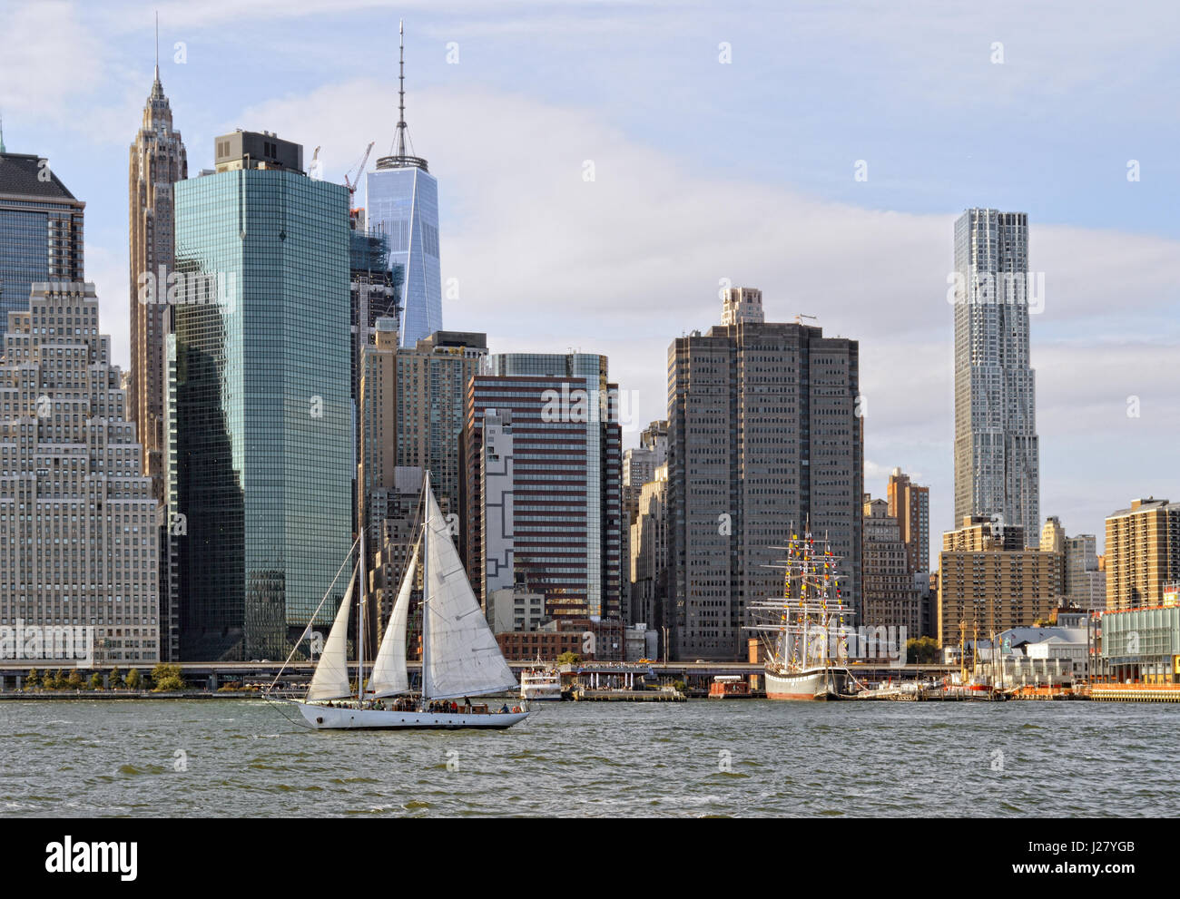 Sailing boat against a Manhattan skyline Stock Photo - Alamy