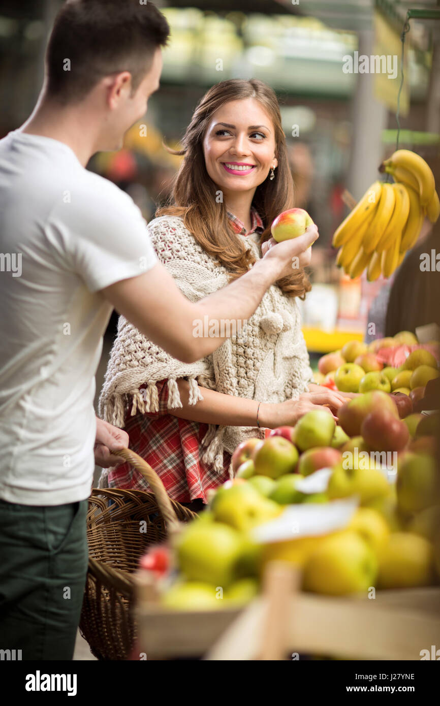 couple choosing fruit at the market Stock Photo - Alamy