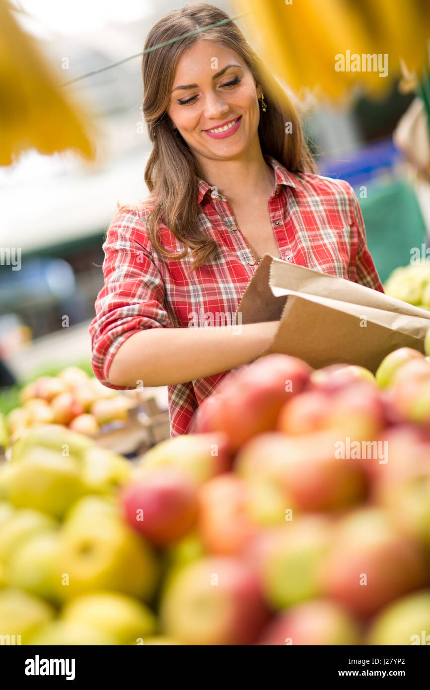 portrait customer buying fruit on the market Stock Photo - Alamy