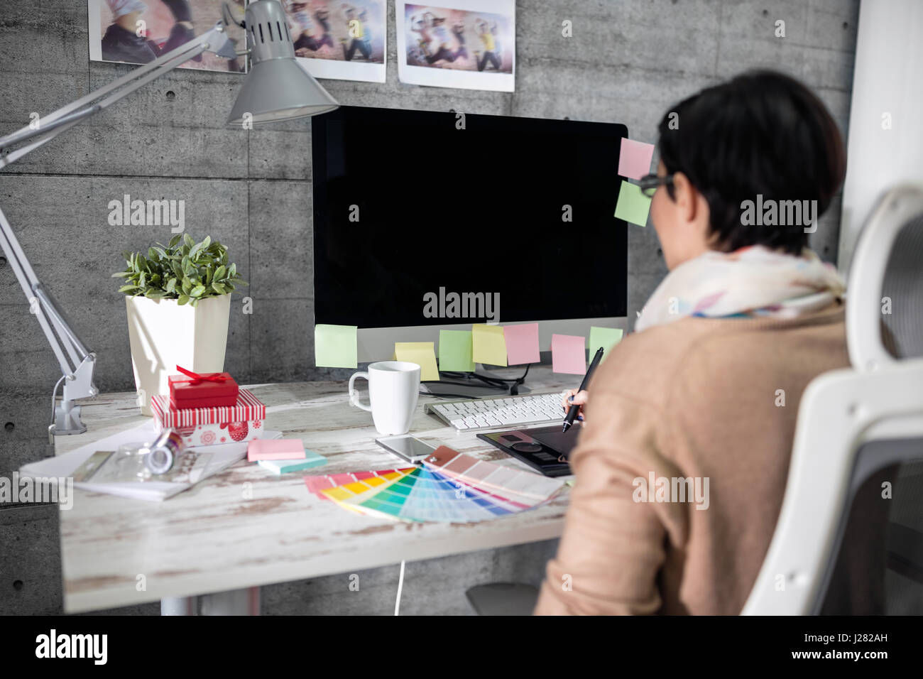 Graphic designer computer person hi-res stock photography and images ...