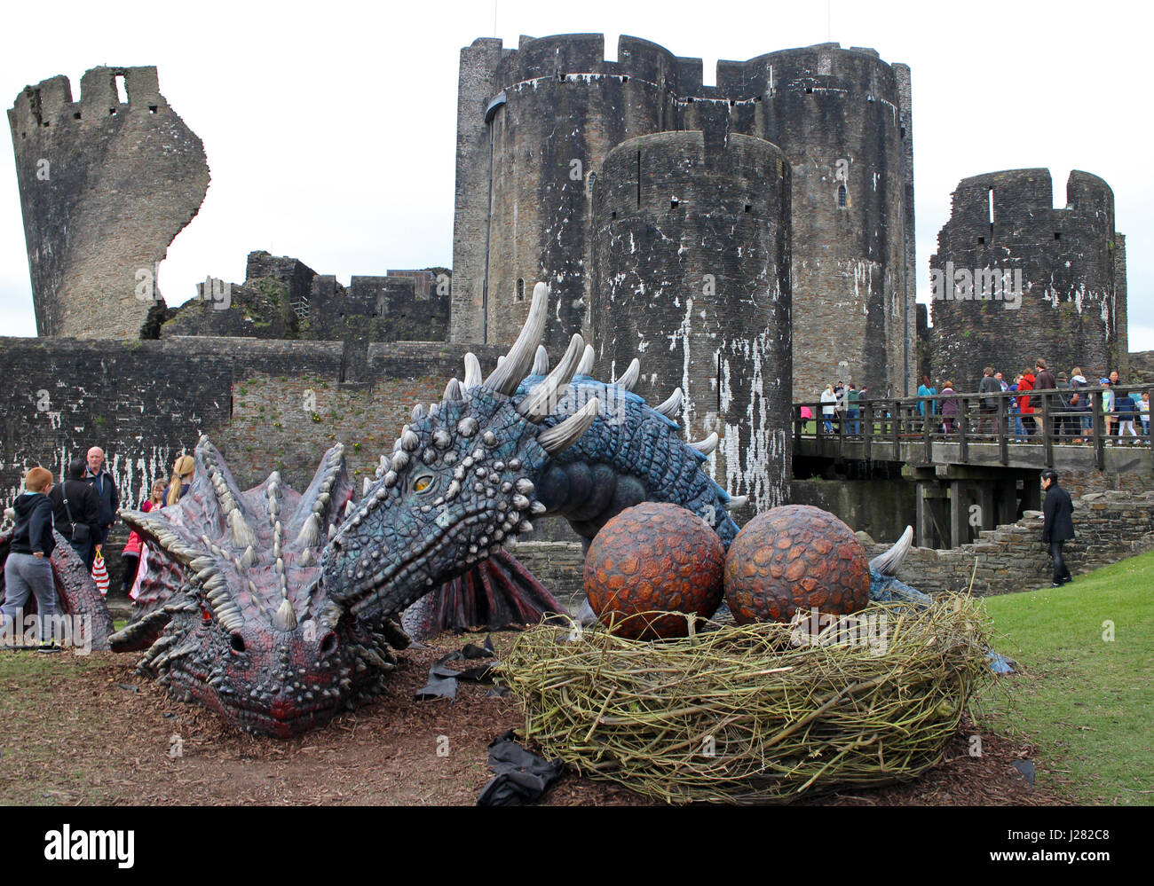 The dragons Dewi and Dwynwen at Caerphilly castle Stock Photo - Alamy