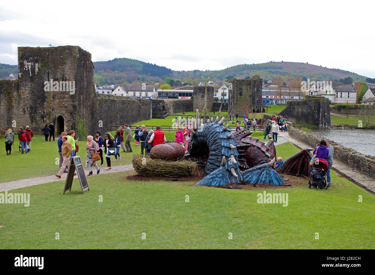 The dragons Dewi and Dwynwen at Caerphilly castle Stock Photo - Alamy