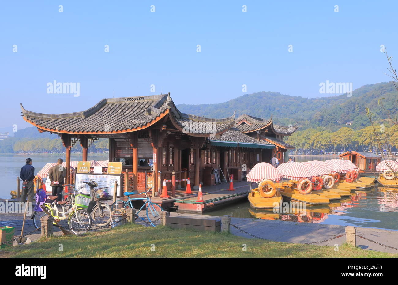 Chinese boat people hi-res stock photography and images - Alamy