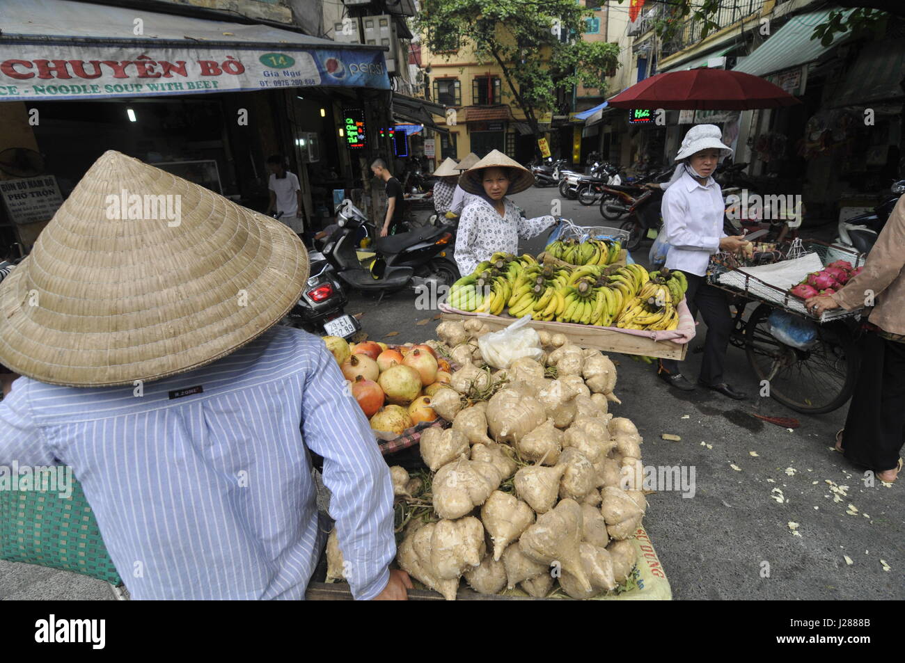 The colorful markets in the old city of Hanoi, Vietnam Stock Photo - Alamy