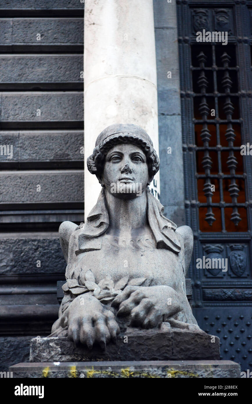Old statues hi-res stock photography and images - Alamy
