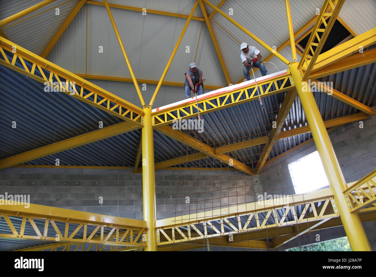 House building, installation of an iron framework and safety problem ...