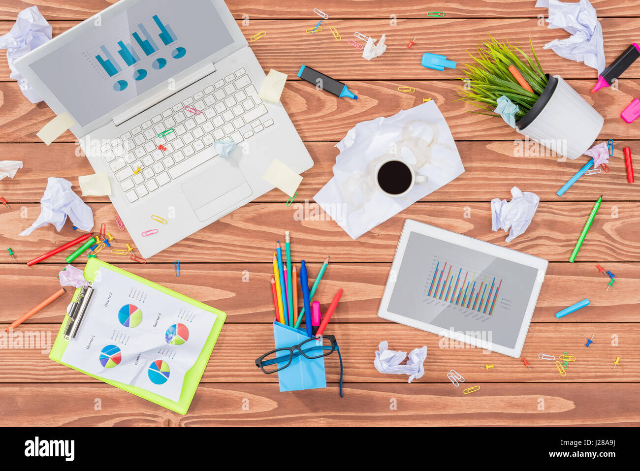 Messy office table hi-res stock photography and images - Alamy