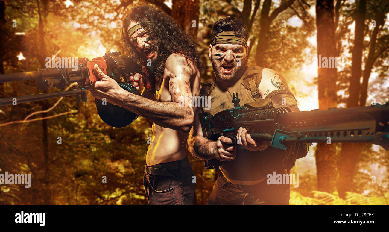 Two brave soldiers holding heavy machine guns Stock Photo - Alamy